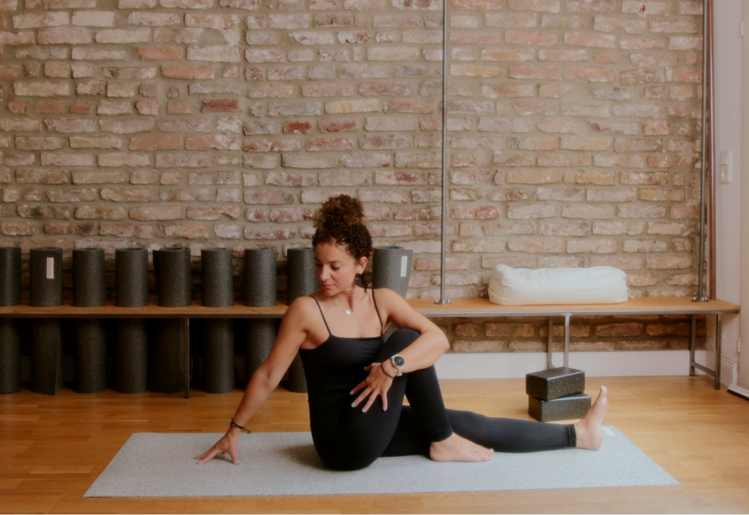 Yoga in sign language with tips for you